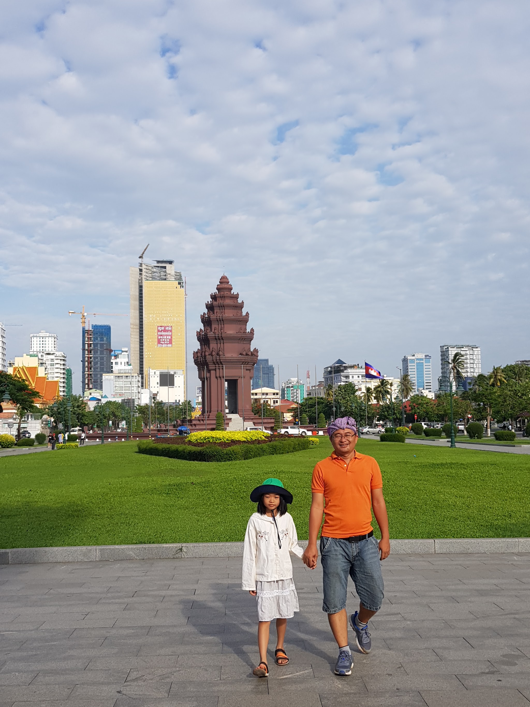 Statue of His Majesty Preah Bat Samdech Preah... | Hopsa