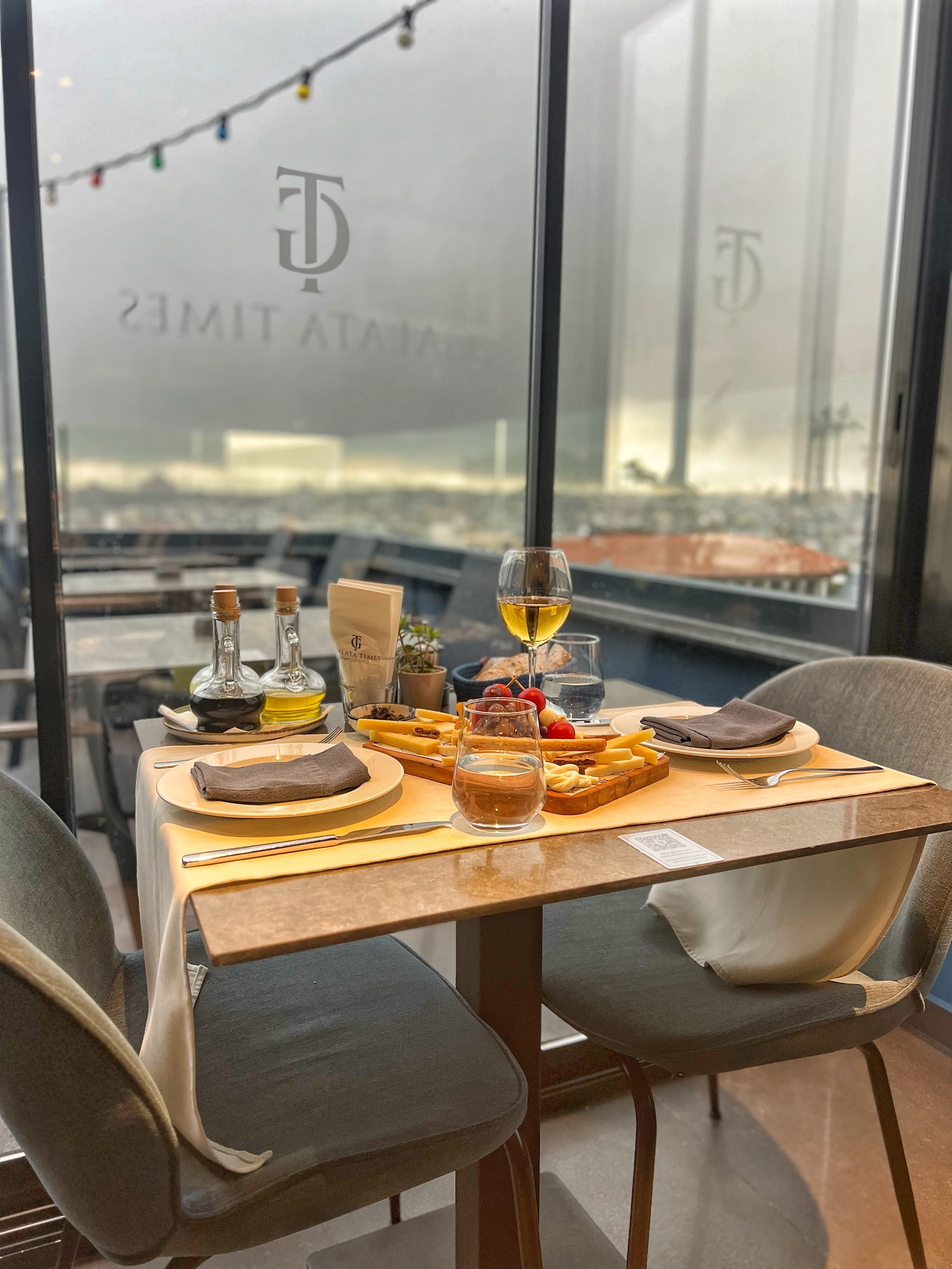 Roof 106 - Bar & Restaurant with Panoramic View | Hopsa
